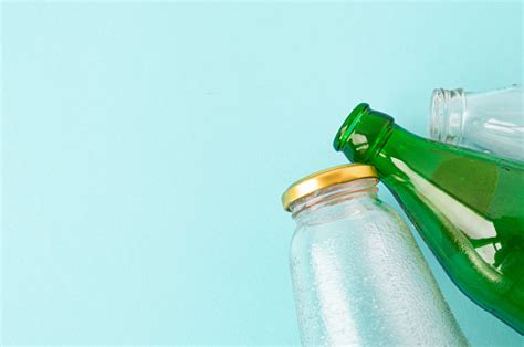 파란색 배경에 빈 유리 투명 및 녹색 병 공간의 복사본입니다 생태 및 폐기물 제로 개념 0명에 대한 스톡 사진 및 기타 이미지 0명 깨끗한 러시아 Istock