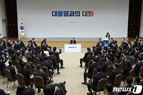 사진으로 보는 문재인 대통령 행보 공직자들 질문 받는 윤 대통령 Zum 뉴스