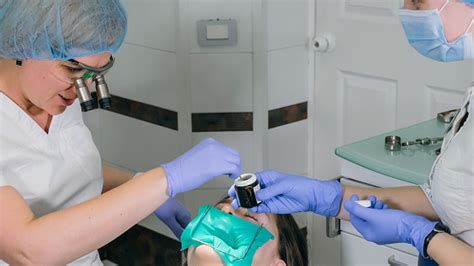 치과 진료소의 여성은 치아에 구멍을 채우기 위해 치과 치료를받습니다 Uv 빛과 레이저로 치과 복원 및 복합 재료 중합 3 명에 대한 스톡 사진 및 기타 이미지 Istock