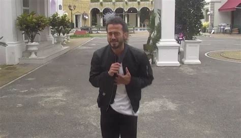 ВИДЕО Македонскиот пејач Адам Лабунски повторно во солзи и моли за