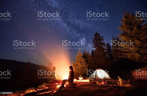 캠프파이어와 관광 텐트가 있는 숲 근처 산에서 야간 캠핑을 즐겨보세요 모닥불에 대한 스톡 사진 및 기타 이미지 모닥불 캠프 파이어 경관 Istock