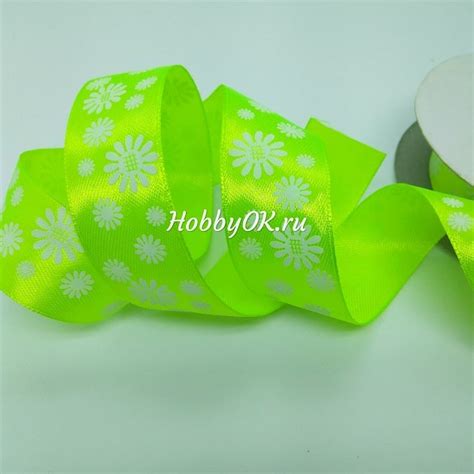 Атласная лента с ромашками 25 мм салатовая ХоббиОК