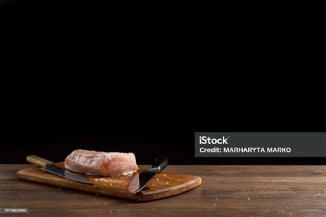 붉은 고기 굽고 또는 바베 큐 부엌 칼의 전체 조각 어두운 배경에 나무 보드에 놓여 있습니다 개념의 요리 고기 고기 요리에 대 한 제조 법을 요리 고기에 대한 스톡 사진 및