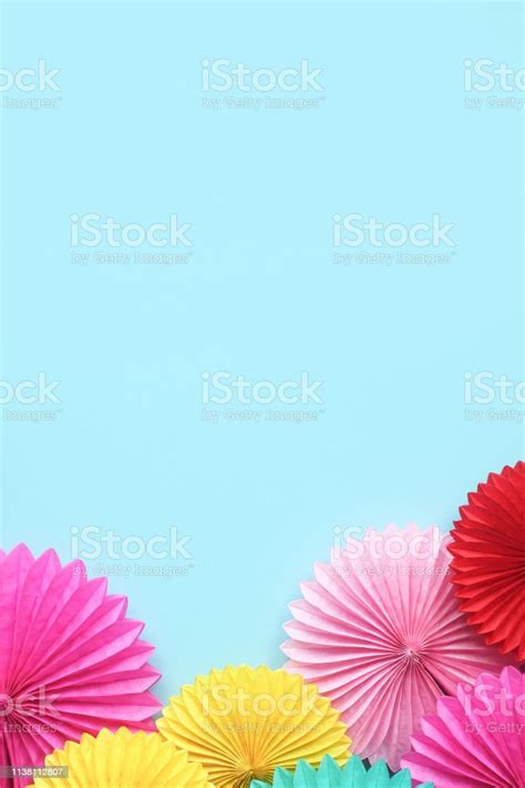 파란색 배경에 종이 꽃입니다 축제 또는 파티 배경입니다 플랫 레이 스타일입니다 텍스트의 공간을 복사 합니다 생일 인사말