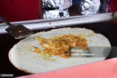 감자 양파 토마토 고수 도넛 메두 바다 뉴 델리 인도와 함께 길거리 음식으로 조리되는 도사 팬케이크의 이미지 길거리 음식에 대한 스톡 사진 및 기타 이미지 Istock