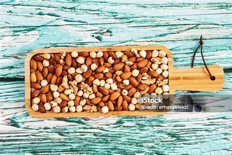 흰색 테이블 평면도에 혼합 너트가 있는 나무 그릇 건강 한 음식과 간식 호두 피스타치오 아몬드 헤이즐넛 0명에 대한 스톡 사진 및 기타 이미지 Istock