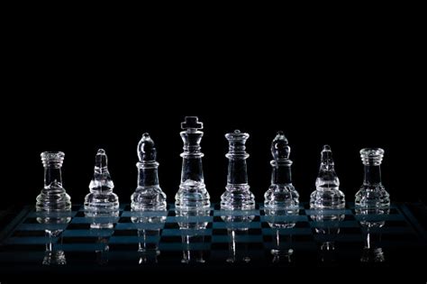 유리 체스 세트는 루크 나이트 비숍 퀸 킹 조각 등 어두운 배경으로 체스판에 서 서 0명에 대한 스톡 사진 및 기타 이미지 0명 개념 개념과 주제 Istock