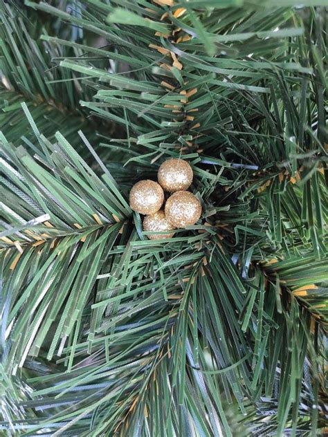 ᐉ Штучна ялинка Кармен із золотими шишками та перлами 2 м 63 41 Карм Зол 200 • Краща ціна в