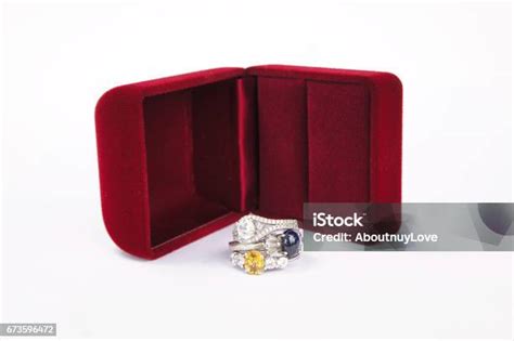 반지 보석은 여자와 대중적 이다 사랑의 상징 및 믿음을 착용 자 번영 흰색 바탕에 반지 3가지 개체에 대한 스톡 사진 및 기타 이미지 Istock