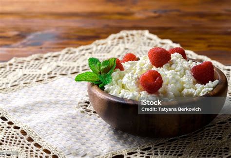 텍스트 복사 공간와 오래 된 나무 배경에 나무 그릇에 신선한 라즈베리와 함께 코 티 지 치즈 상위 뷰 0명에 대한 스톡 사진 및 기타 이미지 Istock