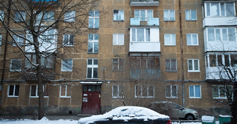 Холодильник в ванной и ковры повсюду: 5 самых дешёвых съёмных квартир в ...