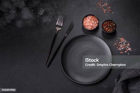 향신료 허브 및 칼 붙이가있는 어두운 콘크리트 배경에 빈 검은 접시 0명에 대한 스톡 사진 및 기타 이미지 0명 개체 그룹 검은색 Istock
