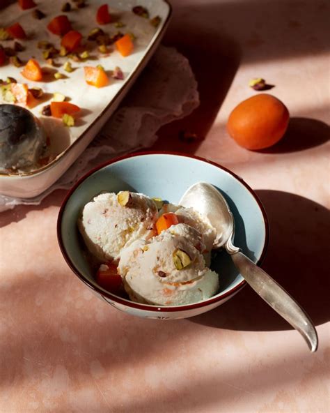 Бърз сладолед от цедено кисело мляко с кайсии и априкот боши Щипка смях и лъжица любов