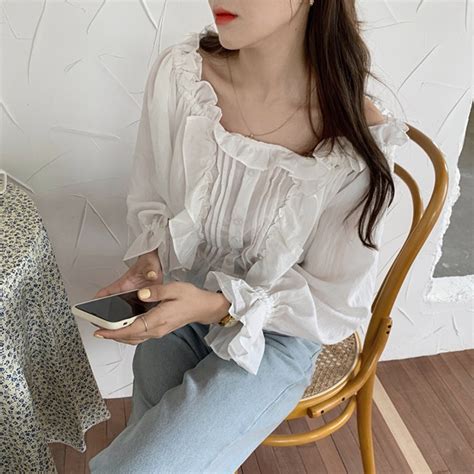 프릴 오프숄더 크롭 블라우스 2j113476