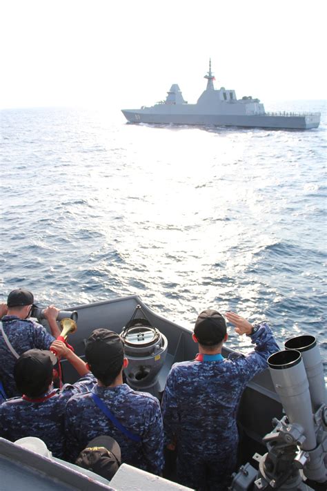 防衛省・自衛隊 On Twitter 海上自衛隊 は、シンガポール海軍艦艇が 海自横須賀 に寄港する機会を捉え、当該艦艇と親善訓練を
