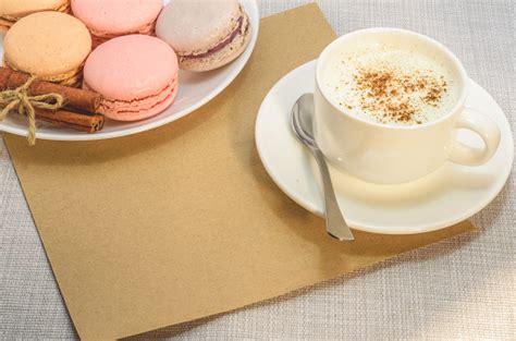 한 장의 종이에 마 카 롱 커피 컵과 텍스트에 대 한 공간 케이크 0명에 대한 스톡 사진 및 기타 이미지 0명 노랑 딸기 Istock