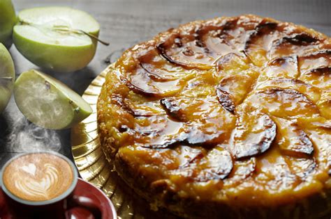 소박한 나무 테이블에 홈메이드 맛있는 신선한 구운 사과 타르트와 뜨거운 라떼 아트 커피 한 잔 가을에 대한 스톡 사진 및 기타 이미지 Istock