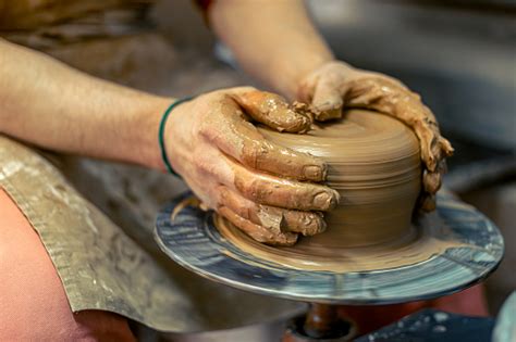 꽃병을 만드는 남성 도공의 손을 클로즈업합니다 도기 도자기 만들기 35 39세에 대한 스톡 사진 및 기타 이미지 35 39세 갈색 공예 Istock