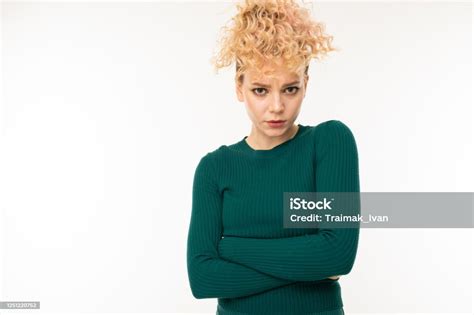 매력적인 곱슬 금발의 소녀 와 팔 교차 에 A 흰색 배경 와 카피 스페이스 곱슬 머리에 대한 스톡 사진 및 기타 이미지 곱슬 머리 귀여운 금발 머리 Istock