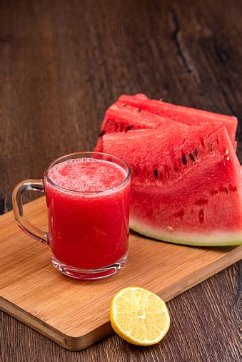 유리 머그잔에 담긴 수박 주스 레몬 슬라이스 나무 판자에 수박 슬라이스를 클로즈업한다 0명에 대한 스톡 사진 및 기타 이미지 0명 개체 그룹 건강한 식생활 Istock