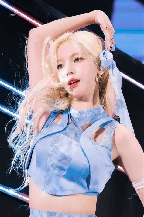 금발 카리나  연예이슈 수다방 네모판