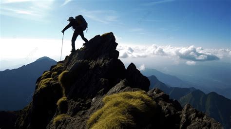 등산객이 산 꼭대기에 서 있다 등산 이미지 하이킹 등산 고화질 사진 사진 구름 배경 일러스트 및 사진 무료 다운로드 Pngtree