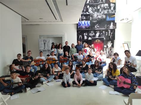 Во рамки Ависта музички инструменти и гитарски курсеви