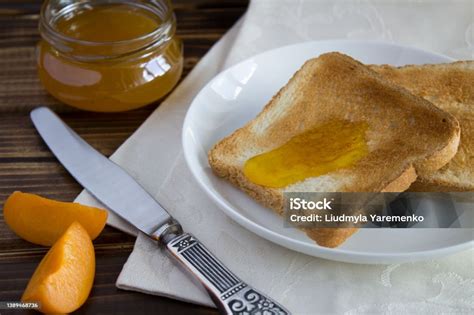 나무 배경의 흰색 접시에 살구 잼이있는 빵 토스트 클로즈업 0명에 대한 스톡 사진 및 기타 이미지 0명 갈색 건강한 생활방식 Istock