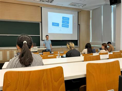 統計學教授：你們不會自己製作iphone 但你們都會用iphone 所以我主要會教你們右邊的 左邊當作補充 工科思維