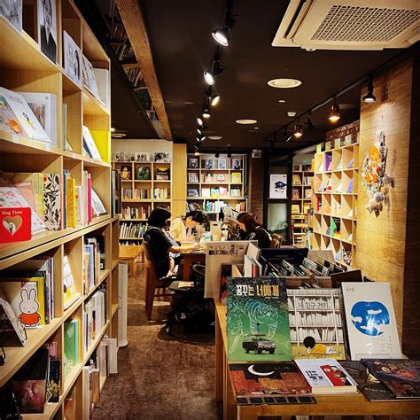 이루리북스 작가님들의 놀이터가 되고픈 이루리북스는 오늘도 문 열었어요 D