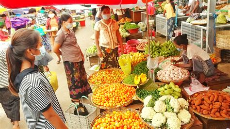 နတ်မောက်မြို့နယ် မြို့မဈေး၌ ဝင်ထွက်သွားလာနေသော ပြည်သူများ နှာခေါင်းစည်း Mask များ စနစ်တက