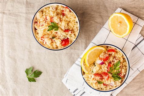 배너 타불레는 쿠스쿠스 토마토 파슬리 양파 레몬 주스로 만든 아랍 채식 샐러드입니다 공간을 복사합니다 0명에 대한 스톡 사진 및 기타 이미지 Istock