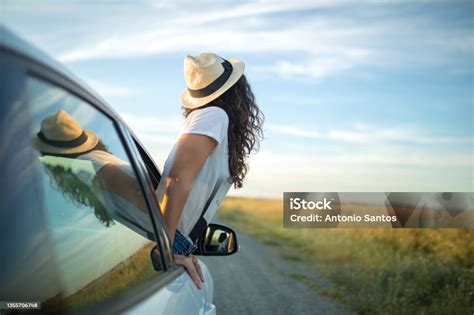 모자를 쓴 젊은 여성이 차 창 밖으로 몸을 고집합니다 자유와 모험 개념 날기에 대한 스톡 사진 및 기타 이미지 날기 차 창문 Istock