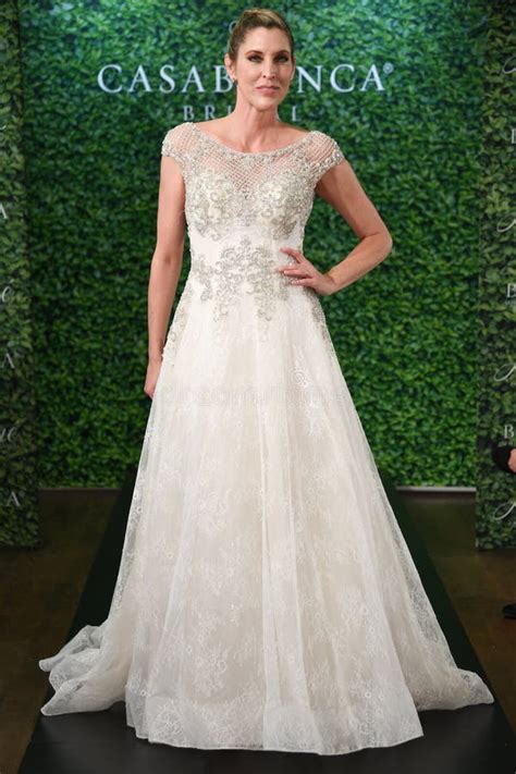 Ein Modell Das W Hrend Der Brautmodedarstellung Casablanca Fr Hlinges Aufwirft