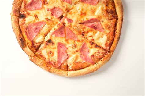 흰색 배경에 고립 된 햄과 치즈피자 이탈리아 음식 개념 식욕을 돋우는 피자 고기에 대한 스톡 사진 및 기타 이미지 고기 러시아 레스토랑 Istock