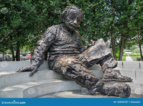 Albert Einstein Memorial Statue En Bronze Par Le Sculpteur Robert