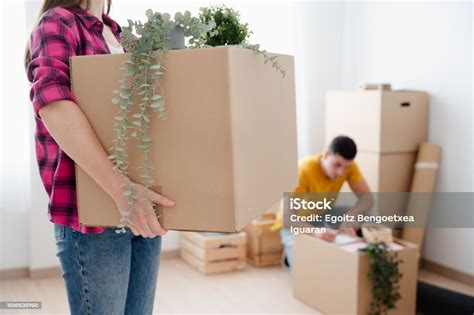 이동하는 동안 골판지 상자를 들고 있는 알아볼 수 없는 여자 2명에 대한 스톡 사진 및 기타 이미지 2명 가정 생활 나름 Istock