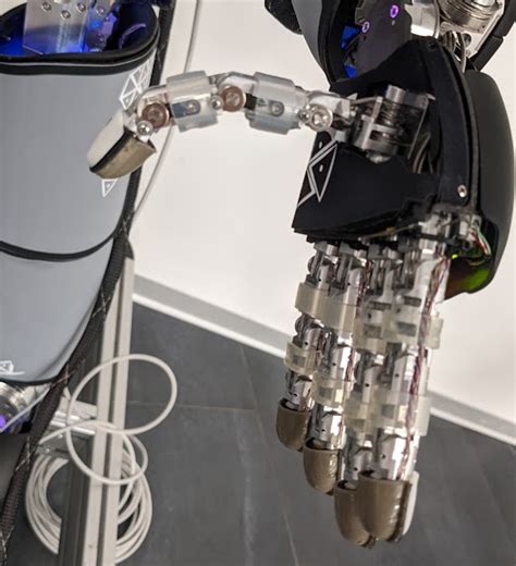 ICubGenova Left Thumb Distal Deviates When The Opposition Goes Towards Degrees Issue