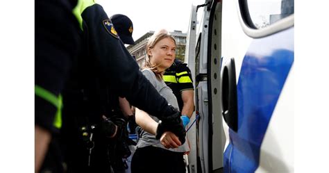 Грета Тунберг бе задържана на демонстрация в Хага Видео снимки