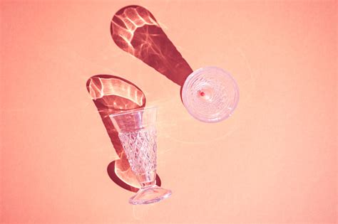 아름다운 추상적 인 배경 와인 유리 광선 굴절 산호 파스텔 색상 배경 추상적 인 디자인 밝은 재미 플랫 레이 다채로운 배경에 유리 그림자를 통해 빛 결정체에 대한 스톡 사진