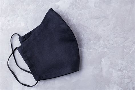 궁극의 회색 배경에 얼굴 보호 마스크 검은 면으로 만든 바이러스 백신 마스크 독감과 바이러스로부터 보호하기 위해 검은 얼굴 수제 마스크 공간을 복사합니다 위쪽 보기 0명에