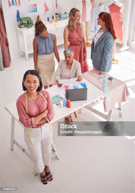 직물 패션 및 비즈니스 여성 초상화 시작 디자인 프로젝트 관리 및 작업 공간 제조 스튜디오에서의 생산 생산성 창조 및 섬유 산업의 선두 주자 테이프 프로젝트 관리에 대한