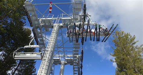 눈 덮인 산에서 스키어가 있는 스키 체어 리프트 벨로우에서 바라보는 시네마틱 뷰 겨울에 대한 스톡 사진 및 기타 이미지 겨울 계곡 계절 Istock