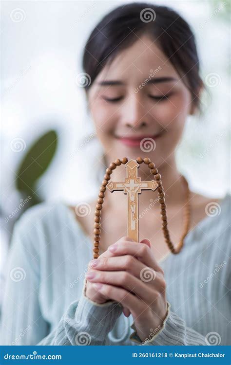 Concepto De Mujer En La Religión Rezando A Dios Mientras Sostiene Un Símbolo Crucifijo Monja