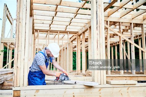 목수 프레임 하우스를 짓는 동안 나무 판자를 자르기 위해 원형 톱을 사용하는 목수 30 34세에 대한 스톡 사진 및 기타 이미지 30 34세 Rotary