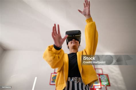 컴퓨터 과학 수업에서 학교에서 가상 현실 고글을 착용하는 행복한 학생 낮은 카메라 각도에 대한 스톡 사진 및 기타 이미지 낮은 카메라 각도 실내 십대 Istock