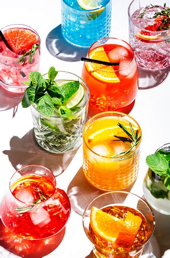 여름 칵테일 음료 세트 칵테일 파티를위한 여러 가지 빛깔의 강하고 낮은 알코올 음료의 구색 흰색 배경 하드 라이트 그림자 패턴 상위 뷰 Gin Tonic에 대한 스톡 사진