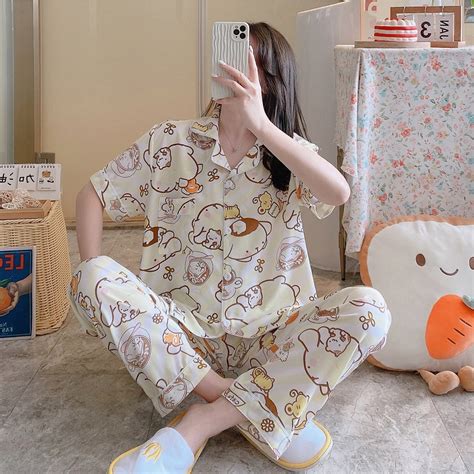 ชุดนอน เสื้อแขนสั้น กางเกงขายาว คอตต้อนผสมการ์ตูน ผ้านิ่มมาก กระดุมหน้าคอปก ฟรีไซซ์ Fl