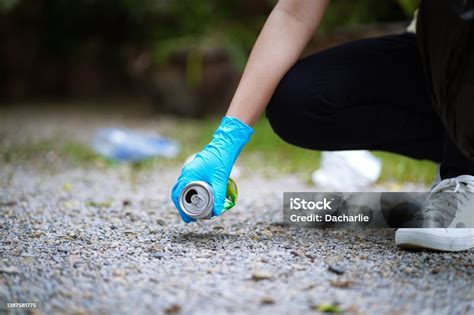 자원봉사 자선단체 여성 손 잡고 쓰레기 검은 봉투와 비닐병 쓰레기를 들고 공원 자원봉사 개념 재사용 및 자원봉사 지원 가방에 대한 스톡 사진 및 기타 이미지 Istock