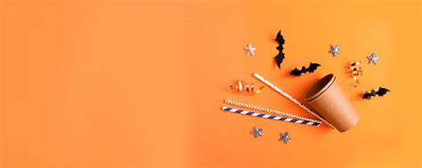 할로윈 휴일 장식입니다 종이 박쥐와 색종이 줄무늬 빨대 흰색 배경에 거미 플랫 레이 상단 보기 10월에 대한 스톡 사진 및 기타 이미지 Istock